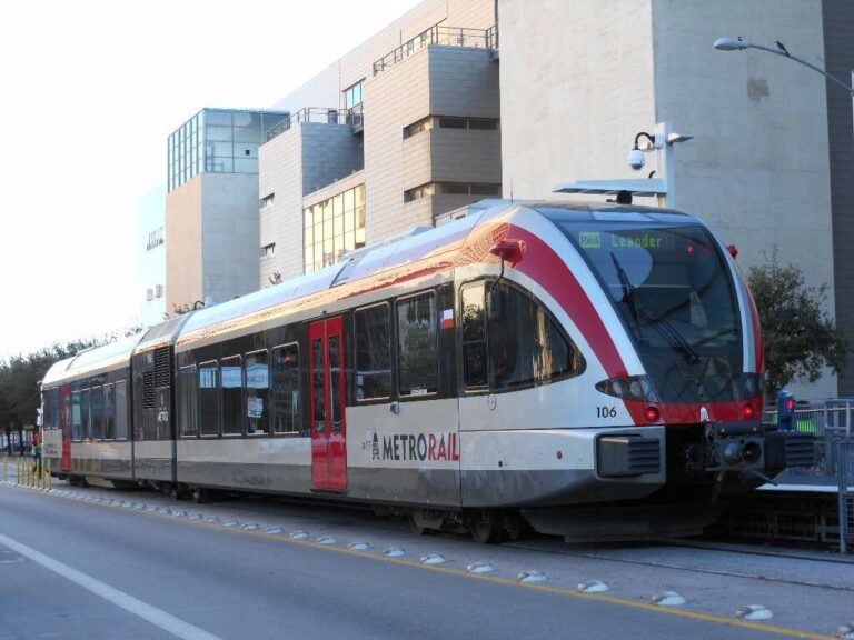 Feds deliver positive rating for Austin’s $7.1B light rail project ...
